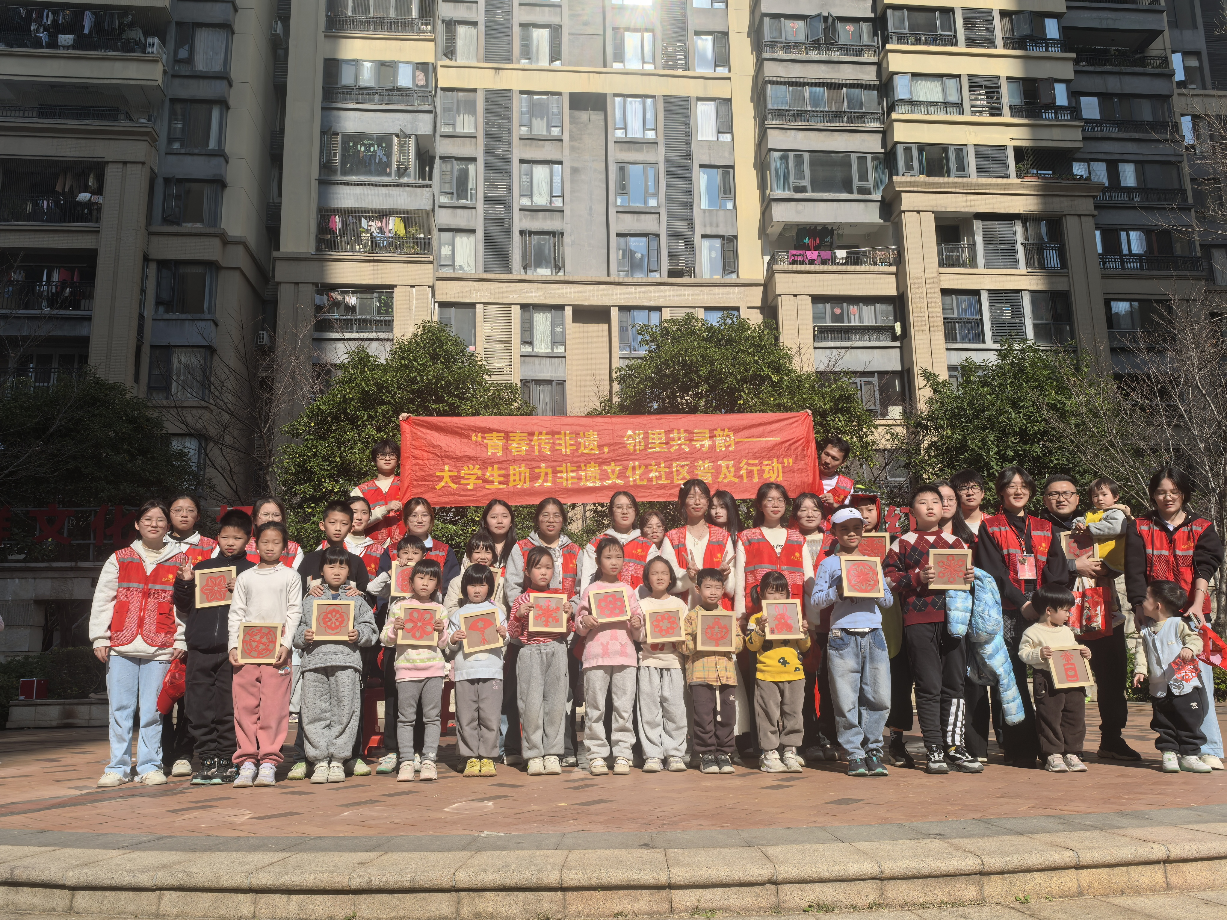 青春传非遗，邻里共寻韵——信息工程学院开展“非遗剪纸进社区”活动-赣南科技学院-信息工程学院（现代教育技术中心）